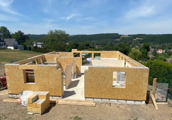 Maison unifamiliale en blocs de bois isolés à Gives
